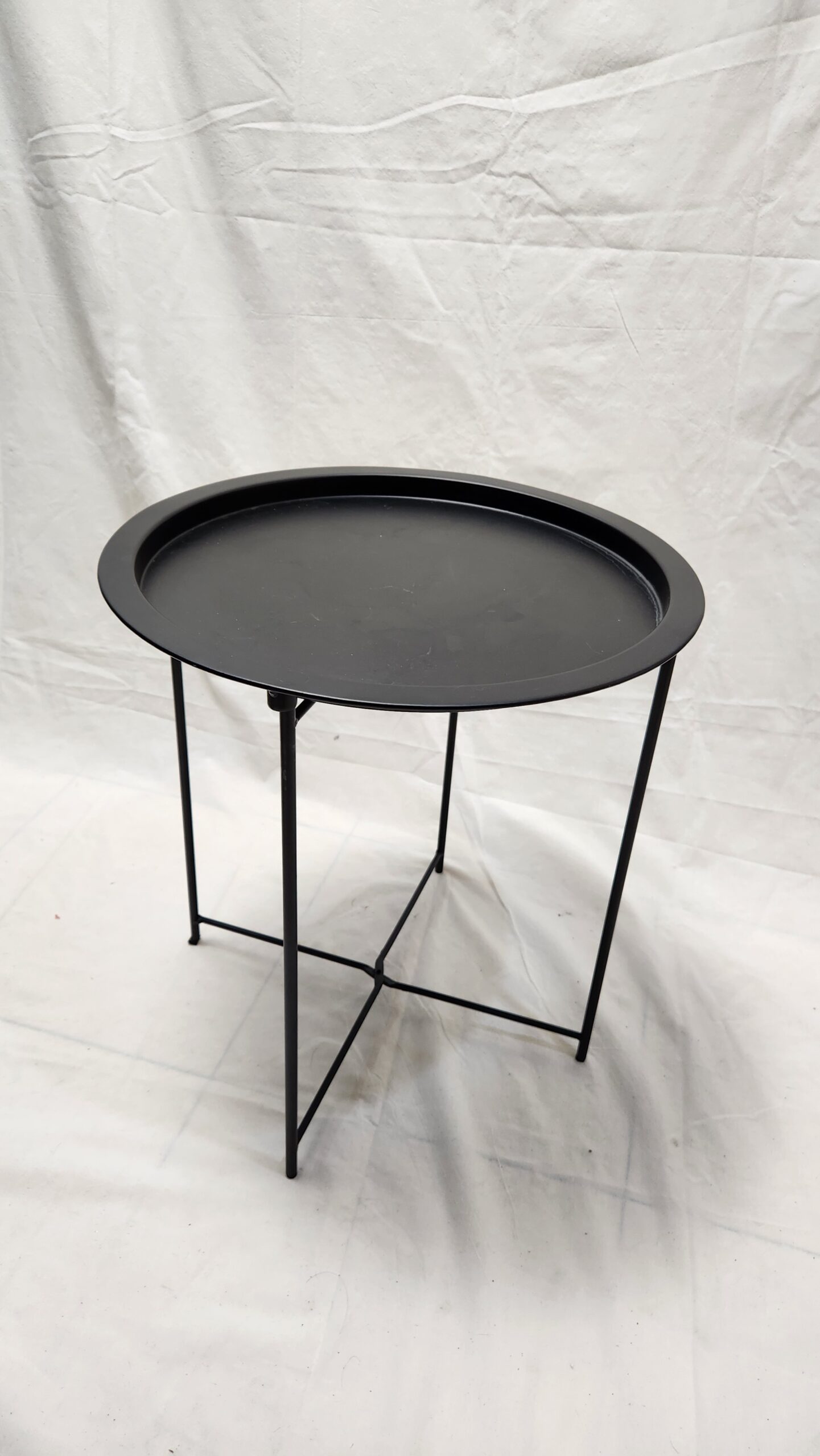 Meja Bulat Hitam – Bisa Sewa Sby